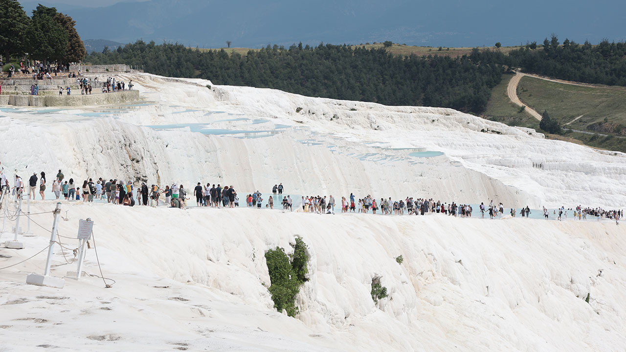 UNESCO mirası Pamukkale’ye tatilci akını: Gören hayran kaldı