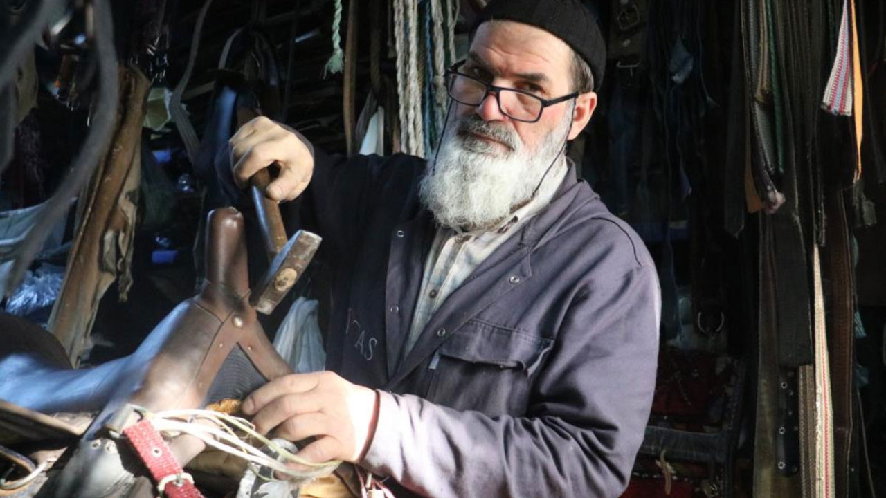 Son saraç ustası, artık dizi setleri için üretim yapıyor