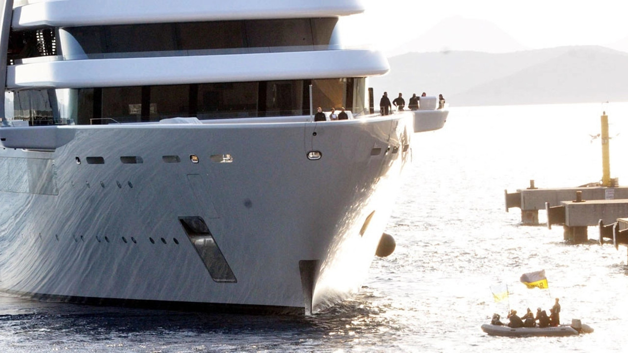 Rus milyarder Abramoviç'in dev yatı Bodrum'da iskeleye yanaştı. Rus ...