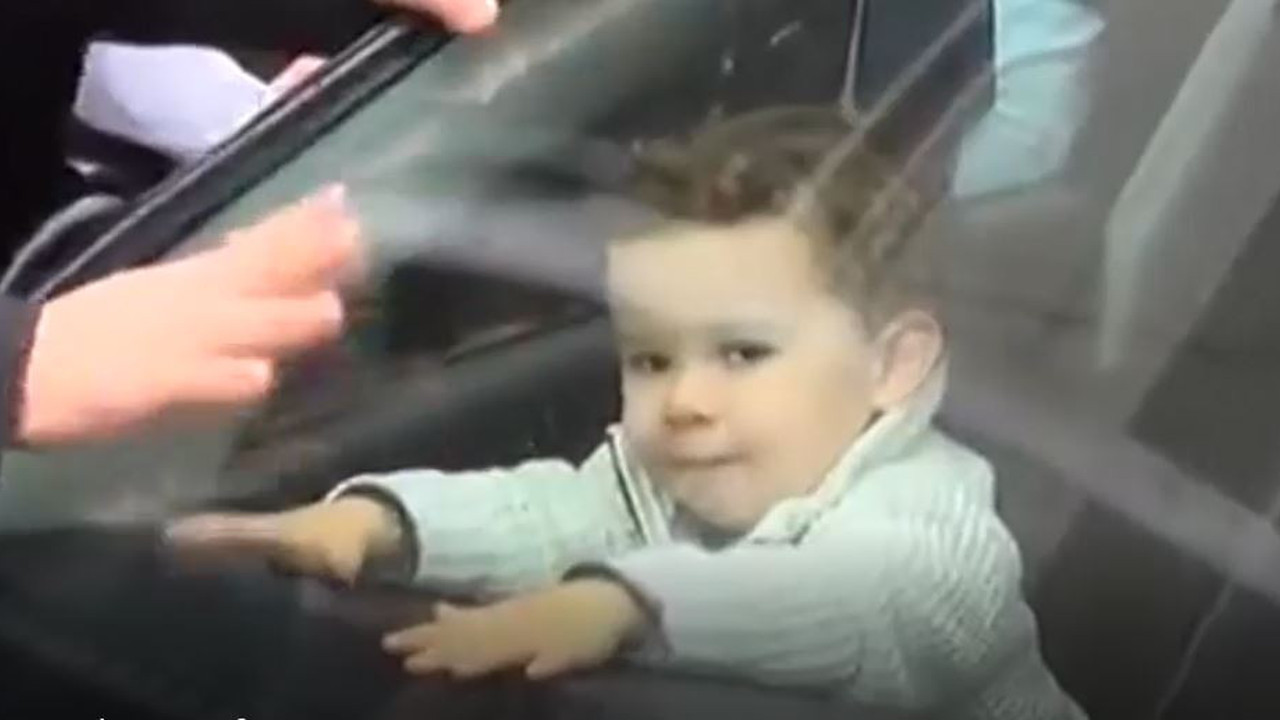 Arabada kilitli kalan minik Mete'nin kapıyı kendi başına açtığı anlar ...