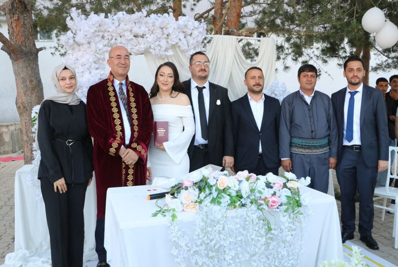 Ders zili bu kez mutluluğa çaldı: Okul bahçesinde sıra dışı nikah