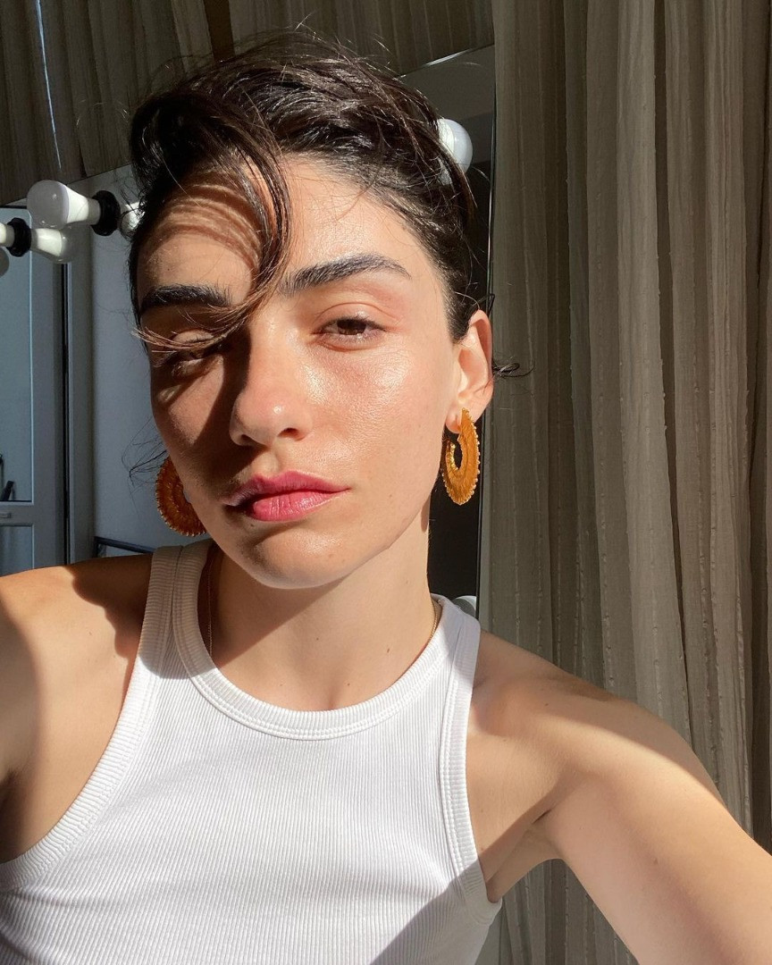 Hazar Ergüçlü’nün minik bikinisi olay oldu